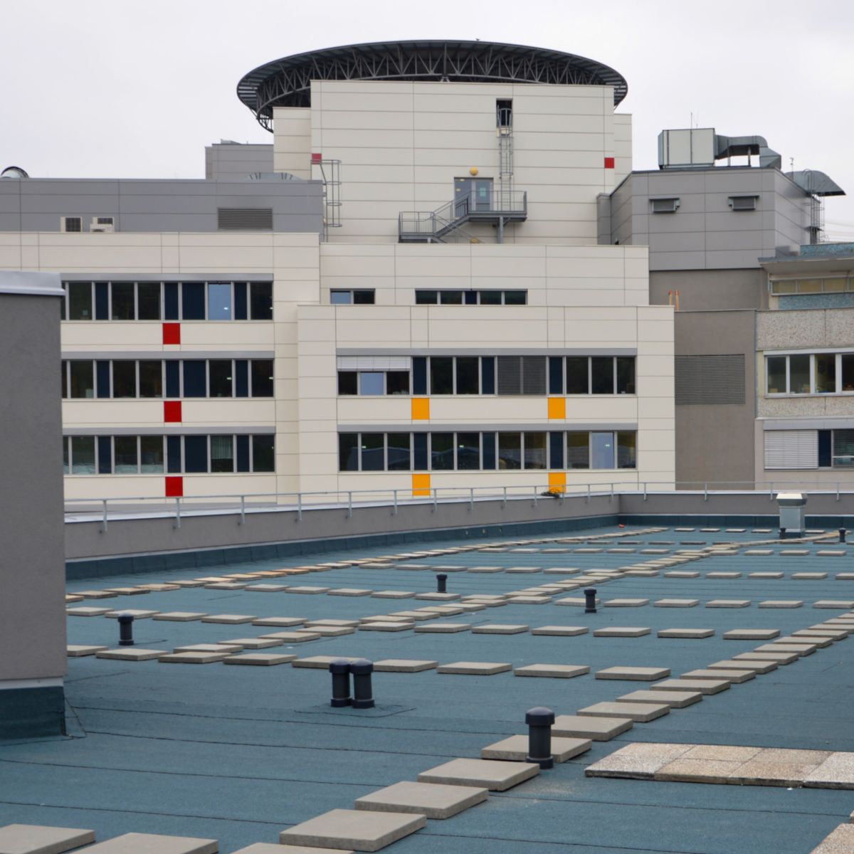 Oprava ploché střechy FN Motol | Sika CZ