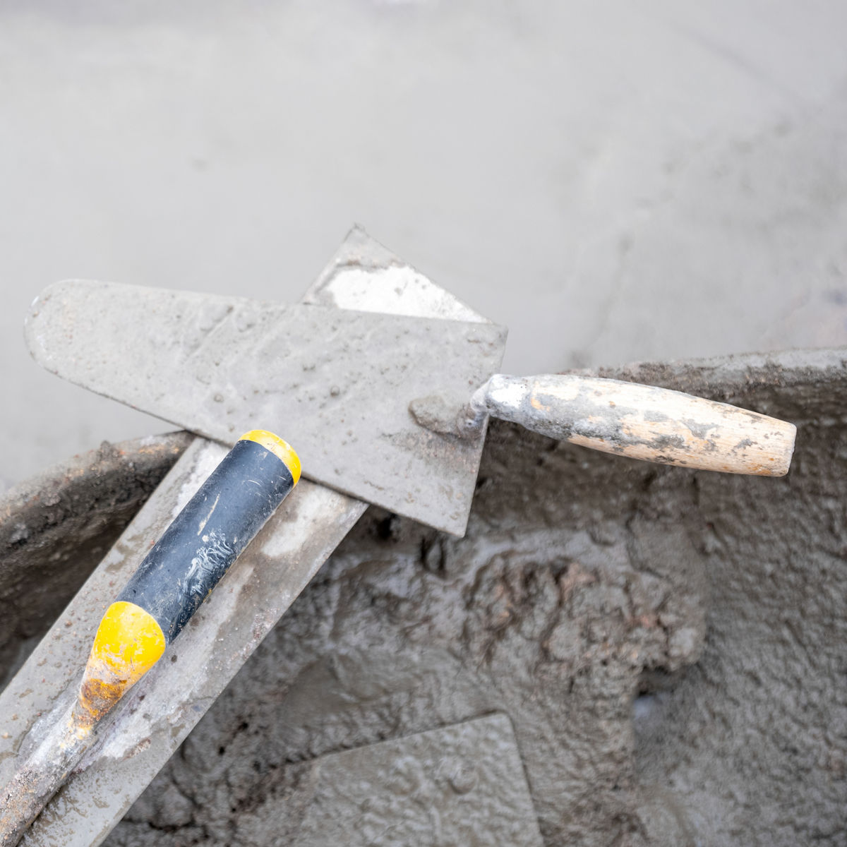 Cara Menggunakan Pengeras Beton: Langkah-Langkah dan Tips Praktis