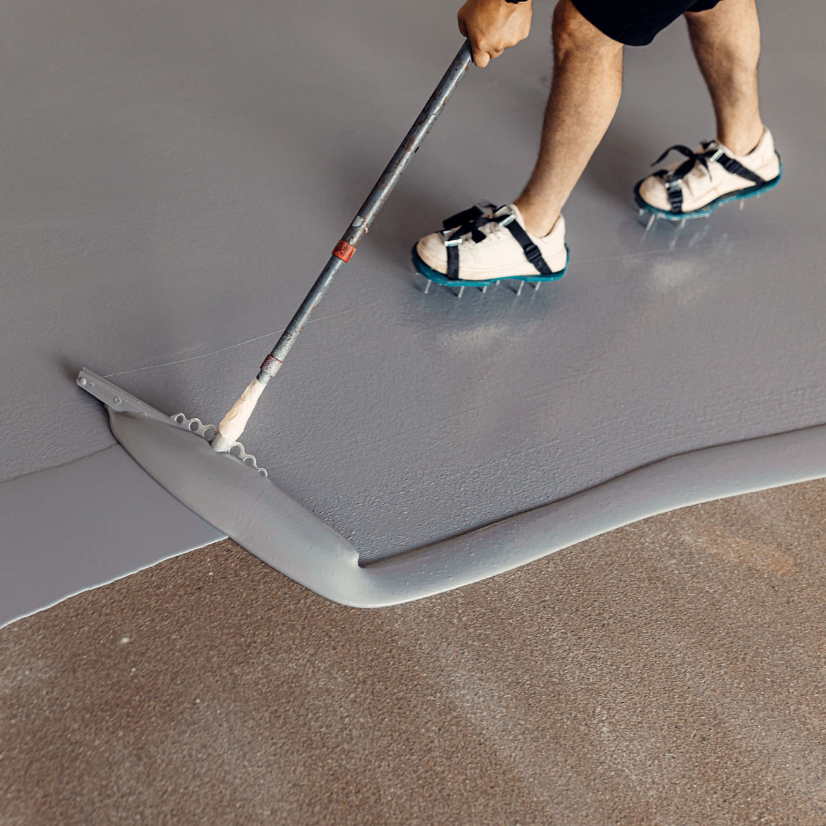 Cara Aplikasi Floor Hardener Dry Shake yang Benar